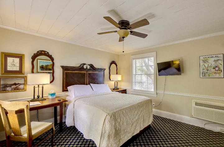 Old Quarter's Queen (Room 1) - Vicksburg, MS