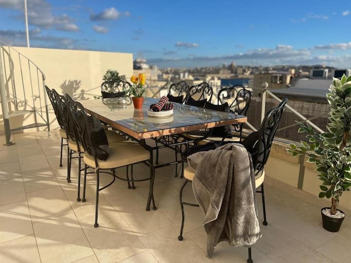 Cozy Sliema Townhouse With Rooftop View Prime Spot - Malta