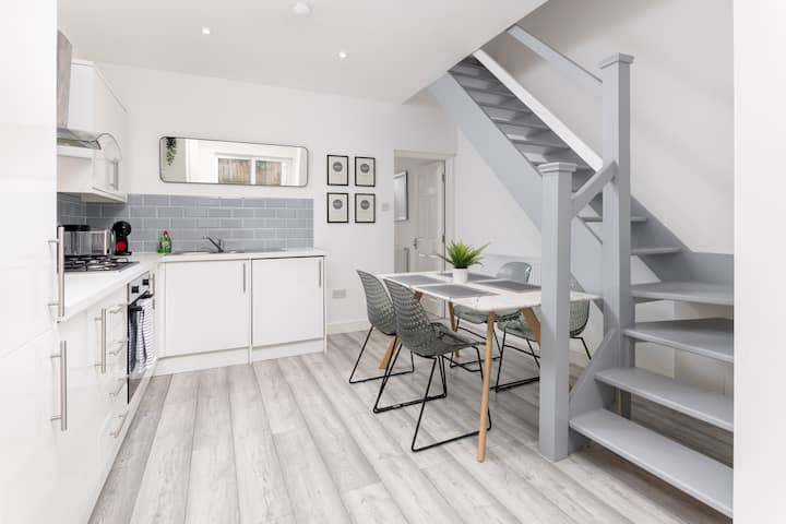 Flatzy - Modern 3 Bedroom Home In City Centre - Lime Street Station - Liverpool