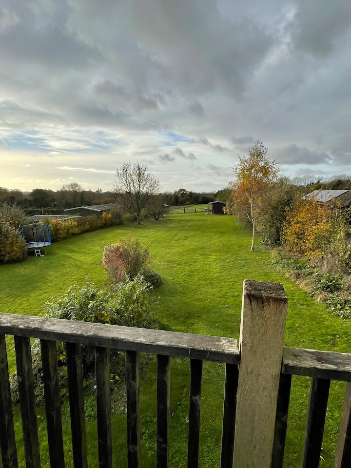 A Discreet Hampshire Downs Retreat For Quiet Stays - Alton