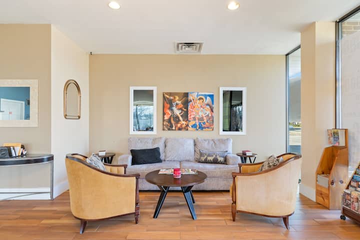 Modern And Spacious Hotel Room In Williamsburg - Williamsburg, VA