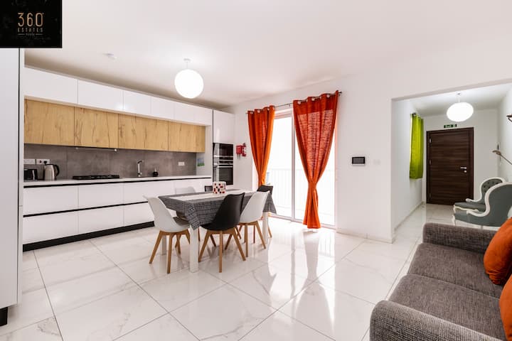 Central, Spacious, 4br Home With Super Comfy Beds - Malte