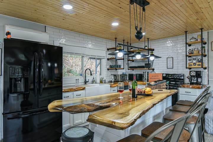 Tranquil Mountain Retreat With Hot Tub - Hendersonville, NC