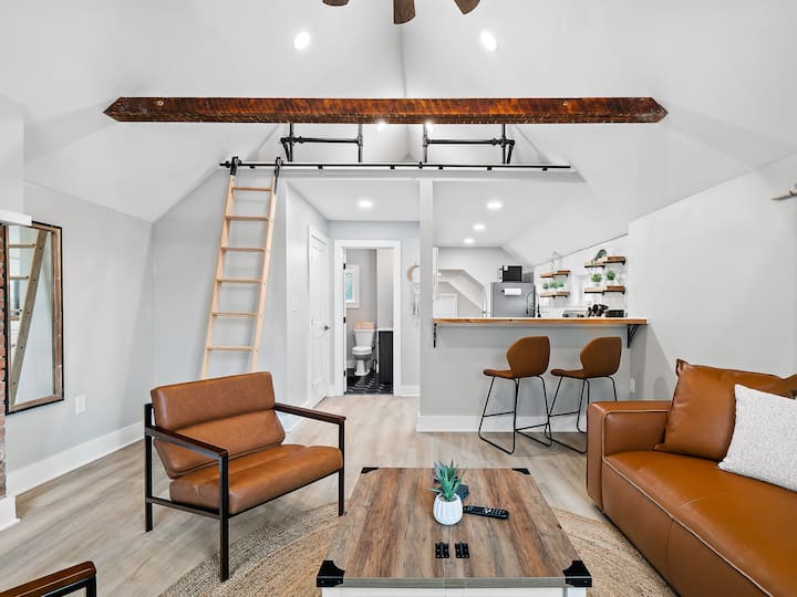 Unique Boho Ohio City Loft Apt - Cleveland, OH