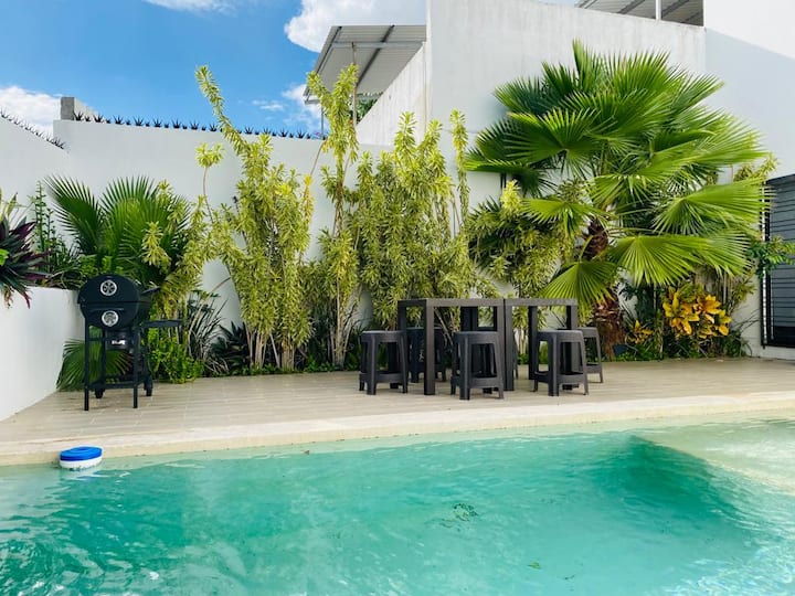 Casa Moderna Con Gran Alberca Privada - Mérida