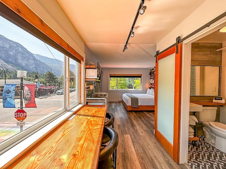 Crash Hotel: 1 King, Kitchenette, Mountain View - Squamish