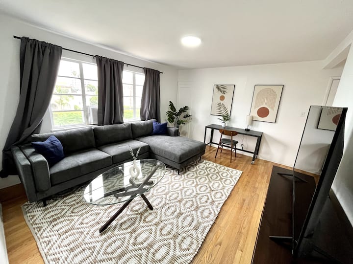Renovated One Bedroom In Hollywood Close To Runyon - Los Angeles, CA
