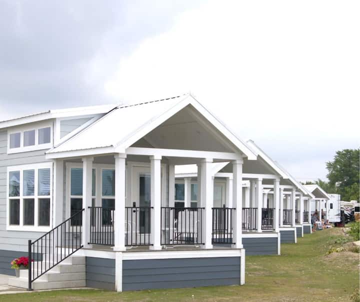 Cozy Cottage Bayfront Resort #6 - Sandusky, OH