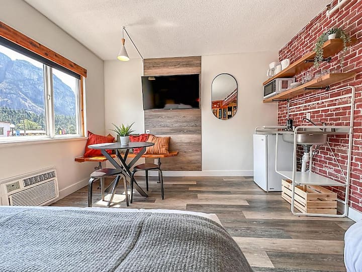 Crash Hotel- 2 Queen, Kitchenette, Mountain View - Squamish
