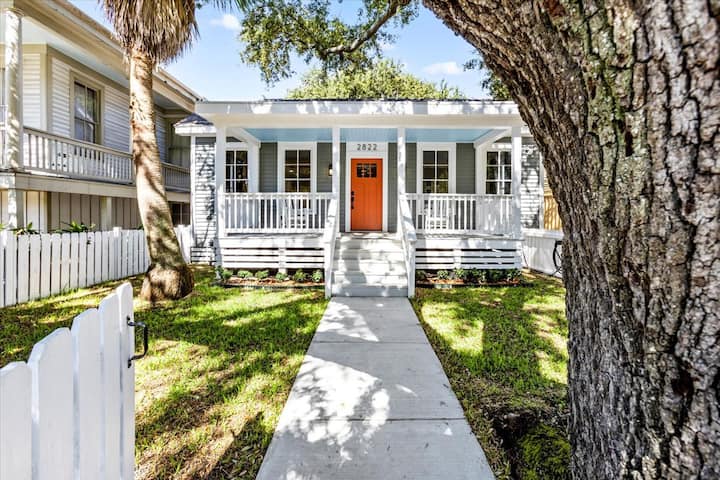 Modern Coastal Retreat - Galveston, TX