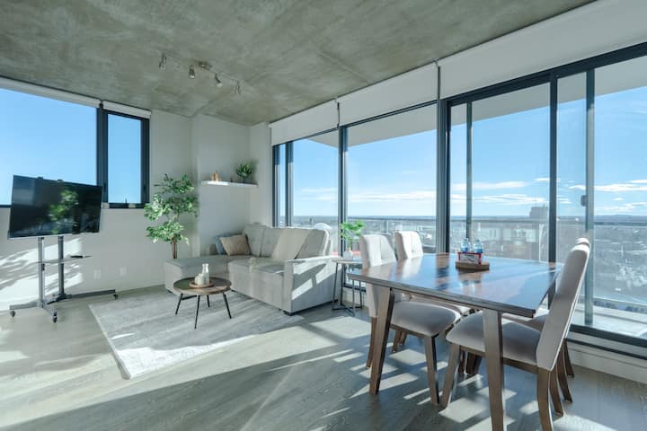 Downtown Sunny Highrise Corner Condo | Sleeps 7 - Calgary