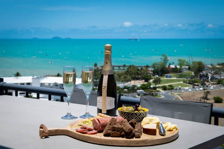 "Deja Blue" - Airlie Beach - エアリービーチ
