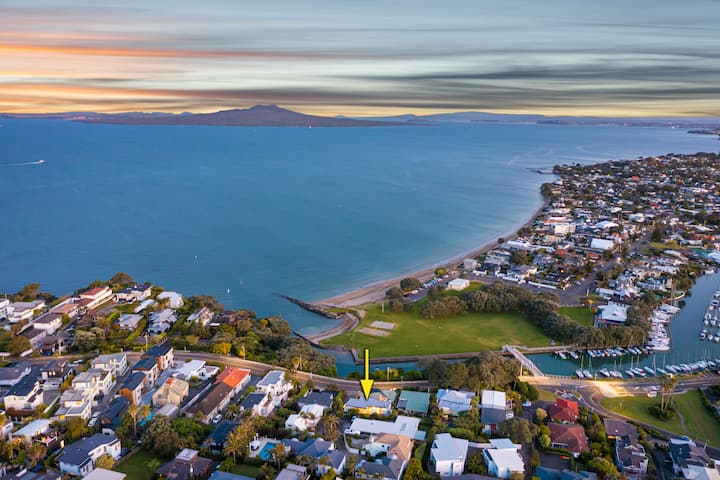 Beachside Living- Great Location Stunning View - Auckland