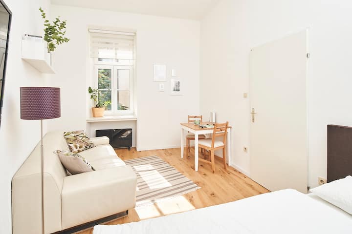 15 Minutes To ♥ Of City,  Queensize Bed + Netflix - Vienna