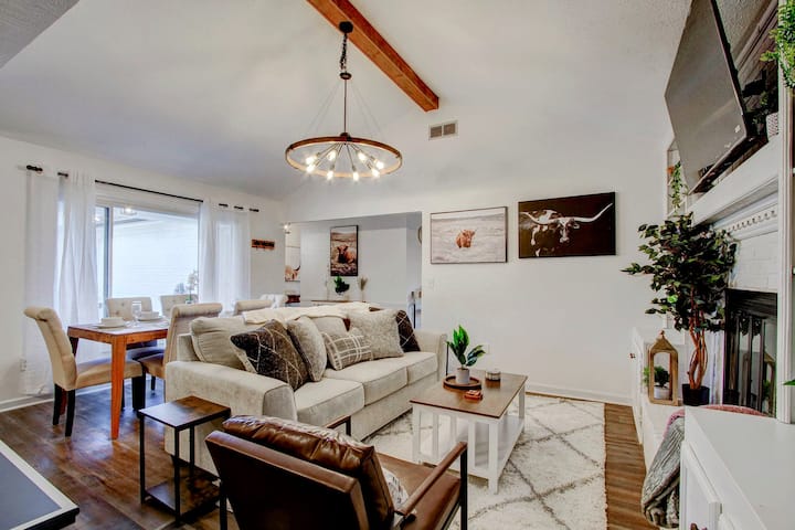 Single-story Charmer! 5br! Pet Friendly Getaway - Indianapolis, IN