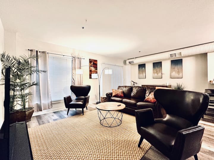 Luxurious Downtown Penthouse W/ Free Parking - Indianapolis, IN