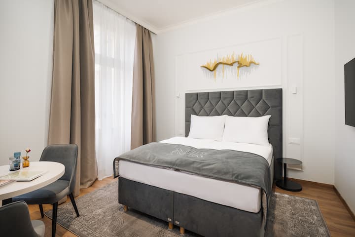 Standard Apartment With Balcony And Courtyard View - Praga