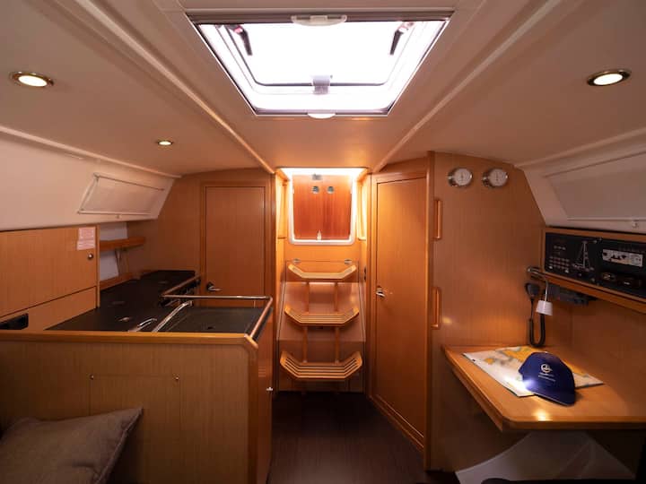 Enjoy A Great Experience On A Luxurious Sailboat. - Vigo