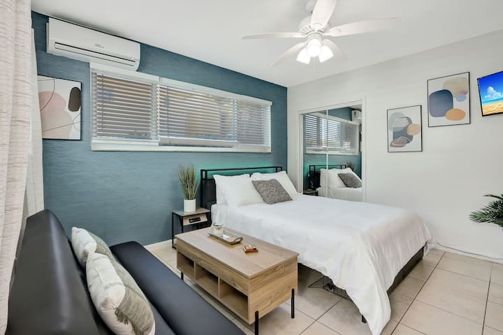 Sunny Serenity: Hollywood Studio Getaway - Hollywood, FL