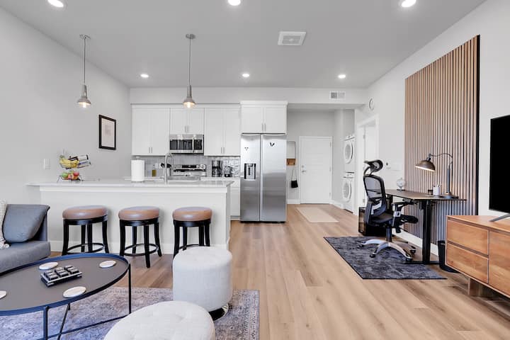 Urban Retreat! Office, Dog Friendly, Private Pkg - Denver