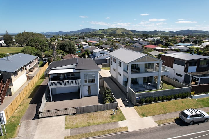 Beachside Couples Retreat King Bed-ensuite-lounge - Papamoa