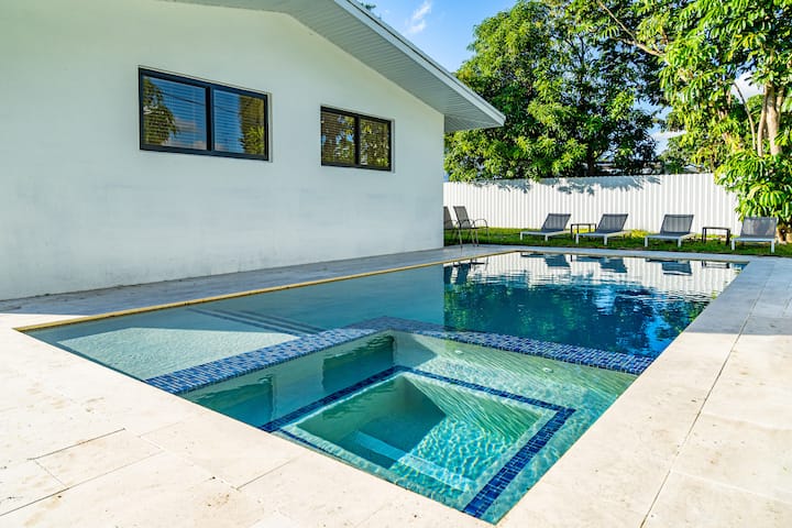 Modern Home, Heated Pool + Hot-tub, 12min To Ocean - Sunny Isles Beach, FL