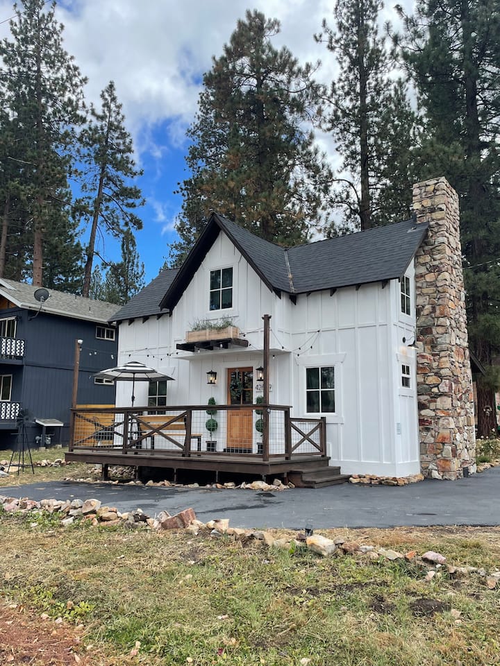 Big Bear White Farmhouse Cabin - Big Bear Lake, CA