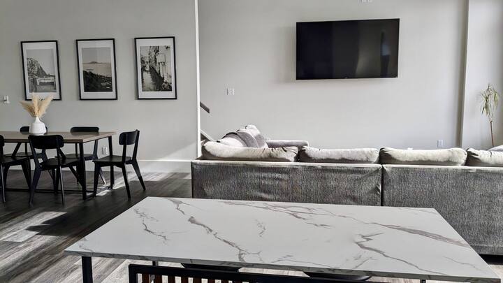 New, Open Concept Home W/hot Tub In Pec - Prince Edward County