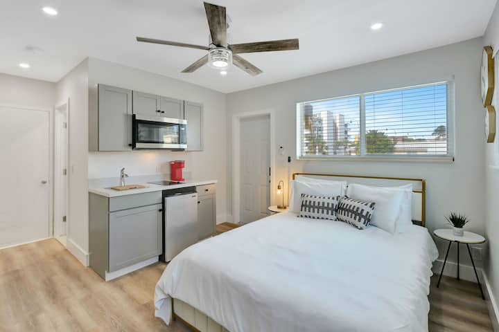 Sun-kissed Charm: Beachside Hollywood Studio - Hollywood, FL