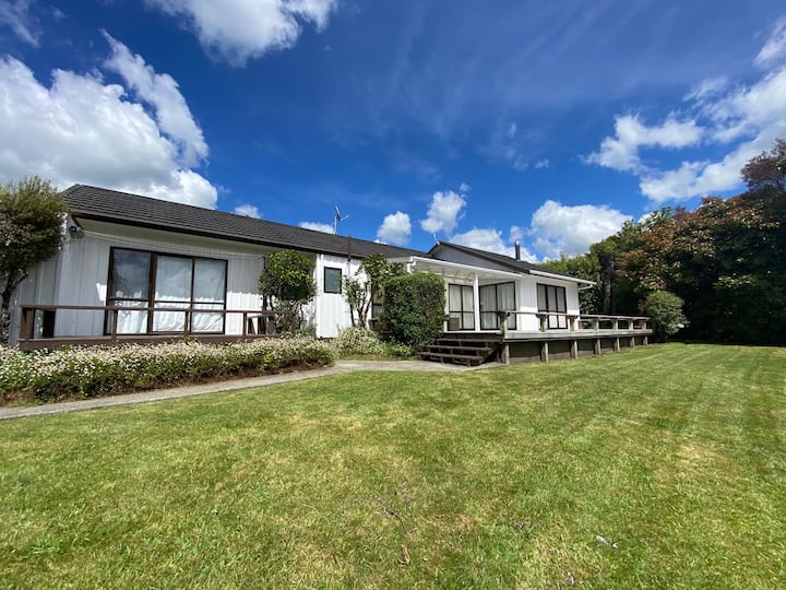 Peaceful Kiwi Bach/lake House - 타우포 호