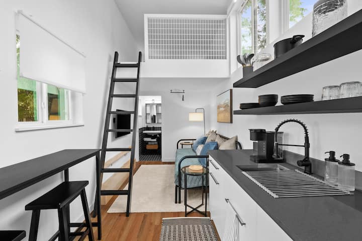 Minimalist Design Tiny Gem W/ Deck In A+ Location! - Austin, TX