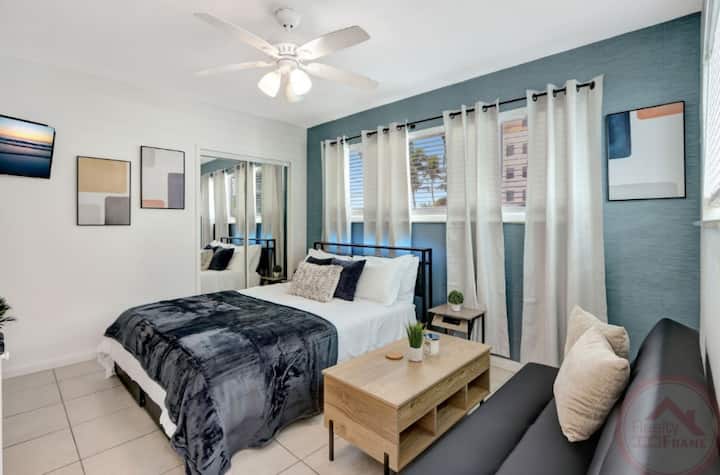 Studio Oasis Near Hollywood Boardwalk - Hollywood, FL