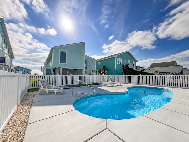 You Me And The Sea: Across From The Beach! - Oak Island, NC