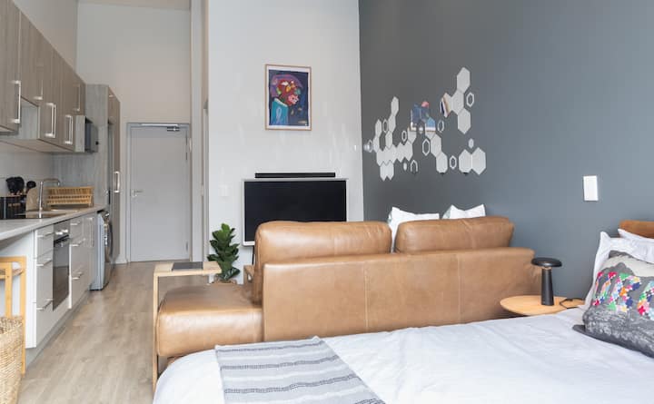 Chic Cityscape Haven +Pool +Gym +Spacious Balcony - Cape Town