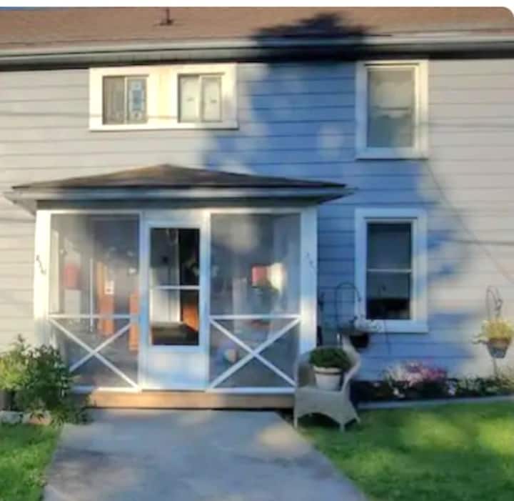 2 Bdrms 3 Beds Laundry & Front Porch - Greater Napanee