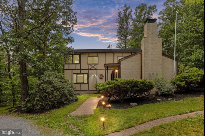 Fun-filled Cabin W/pool, Sauna, Arcades, & Hot Tub - Cacapon Resort State Park, Berkeley Springs