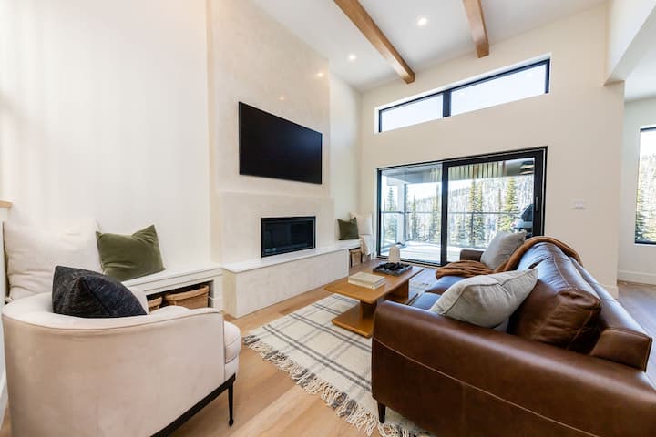 Modern Duplex W/views, Sauna And Hot Tub - Armstrong