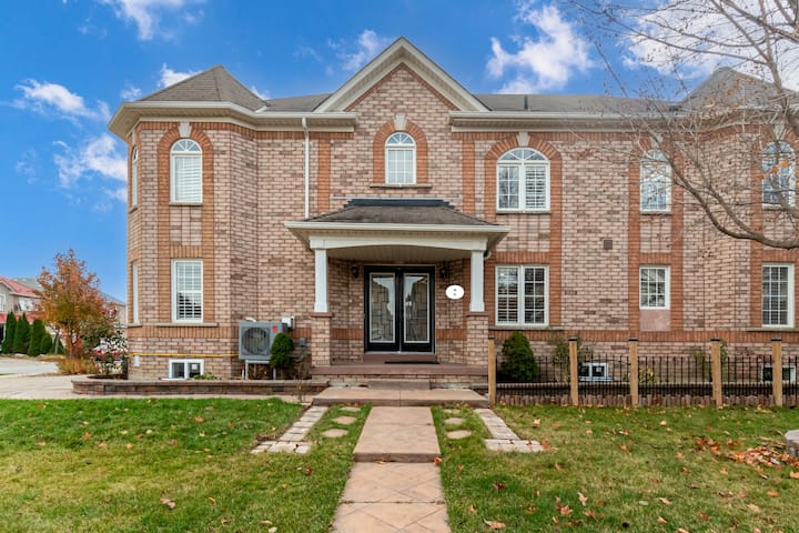 4-br Family Haven: Near Wonderland & Vaughan Mills - Vaughan