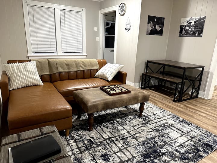 Sleeps 9, Parking, Bbq, Ac, Contractors Welcome! - Warren, MI