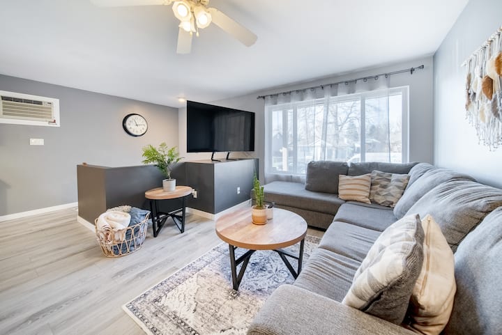 Central Cozy 2bd Newley Renovated  Home - Winnipeg