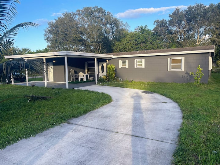 Spacious Midcentury Paradise - Fort Pierce, FL