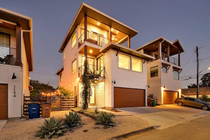 Cityscape Retreat | Sleeps 14| City Views + Grill - Austin