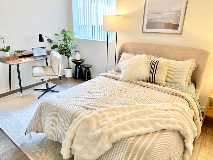 Amazing 2bed 2bath W/free Parking - Santa Monica, CA