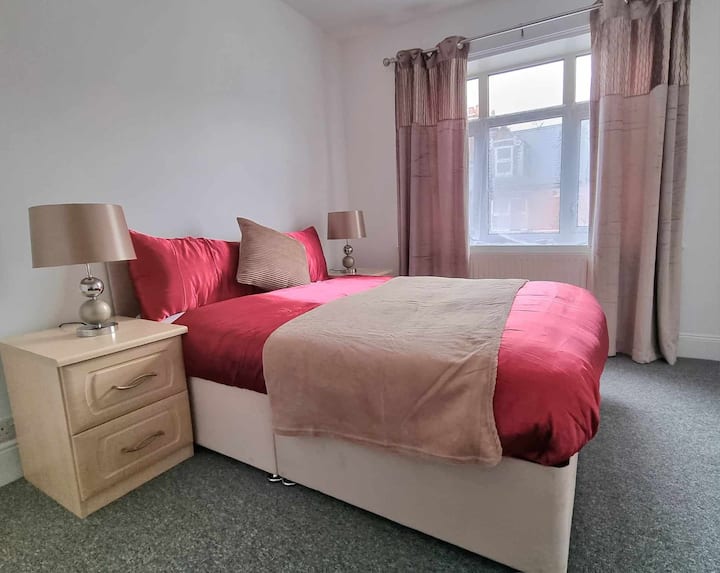 A Premium 4-bedroom House - Reading