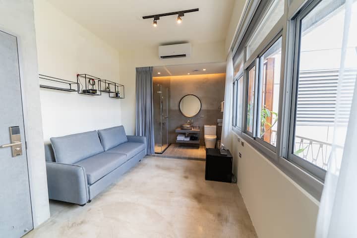 大港小住 陽臺雙人房 可再加兩床 中央公園捷運站2分鐘 - 다랴오 구