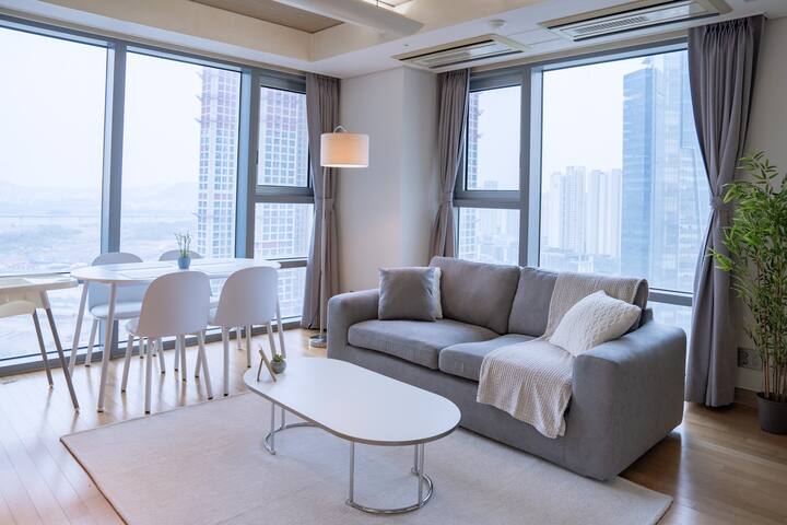 3 Bed W/ Views - Subway Connected, Mins To Airport - Incheon