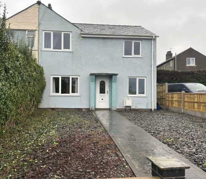 ‘The Blue House’ In Central Ulverston - 울버스톤