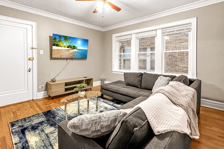 Cozy & Clean 2 Br Near City + Airports - Countryside, IL