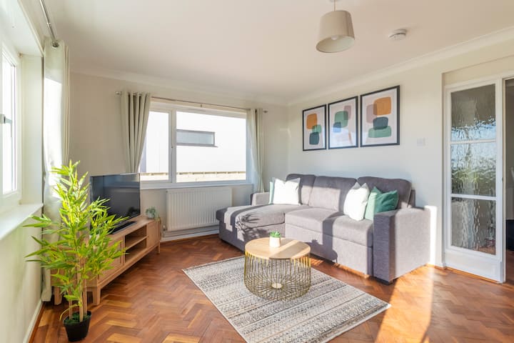 Amazing Sea View 2 Bedroom Sleeps 6 - Free Parking - Bournemouth