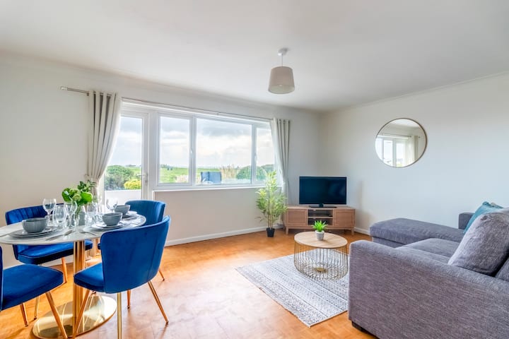 Beautiful Sea View 2 Bedroom Sleeps 6-free Parking - Bournemouth